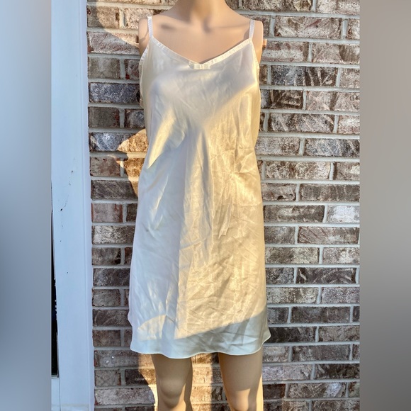 Morgan Taylor | Intimates & Sleepwear | Pale Yellow Vintage 9s Morgan ...